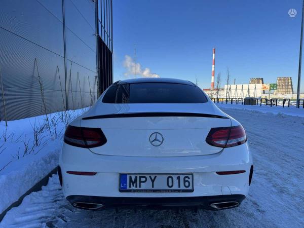 White Mercedes-Benz C 300 2018 in Vilnius, with an engine capacity of 2.00 L and mileage of 106 thousand km for 28999 €, photo 4 on AUTOMOTO.COM.LV