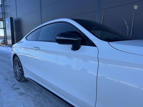 White Mercedes-Benz C 300 2018 in Vilnius, with an engine capacity of 2.00 L and mileage of 106 thousand km for 28999 €, photo 6 on AUTOMOTO.COM.LV