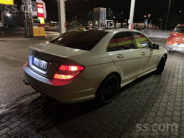 White Mercedes-Benz C 300 2008 in Riga, with an engine capacity of 3.00 L and mileage of 218 thousand km for 7000 €, photo 3 on AUTOMOTO.COM.LV