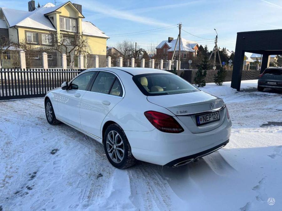 Balts Mercedes-Benz C 300 2015 Viļņa, ar dzinēja tilpumu 1.99 L un nobraukumu 97 tūkst. km par 14700 €, foto 4 vietnē AUTOMOTO.COM.LV