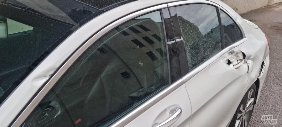Balts Mercedes-Benz C 300 2015 Viļņa, ar dzinēja tilpumu 2.00 L un nobraukumu 170 tūkst. km par 8400 €, foto 6 vietnē AUTOMOTO.COM.LV