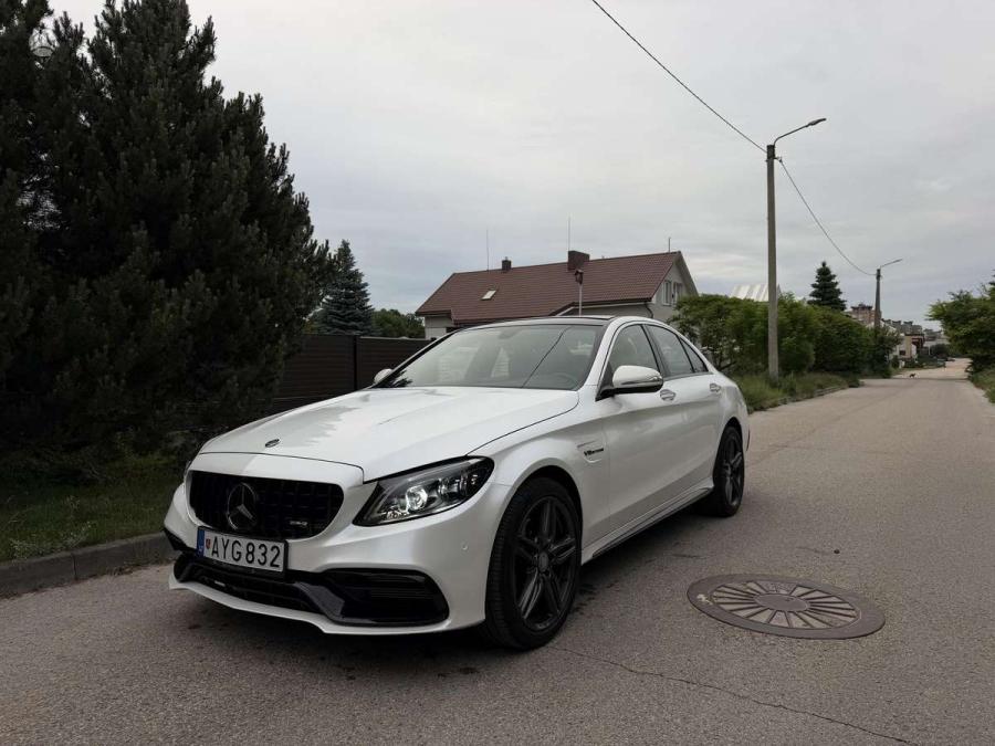 White Mercedes-Benz C 300 2017 in Vilnius, with an engine capacity of 1.99 L and mileage of 155 thousand km for 13900 €, photo 1 on AUTOMOTO.COM.LV
