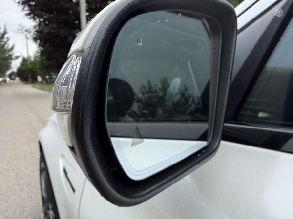 White Mercedes-Benz C 300 2017 in Vilnius, with an engine capacity of 1.99 L and mileage of 155 thousand km for 13900 €, photo 7 on AUTOMOTO.COM.LV