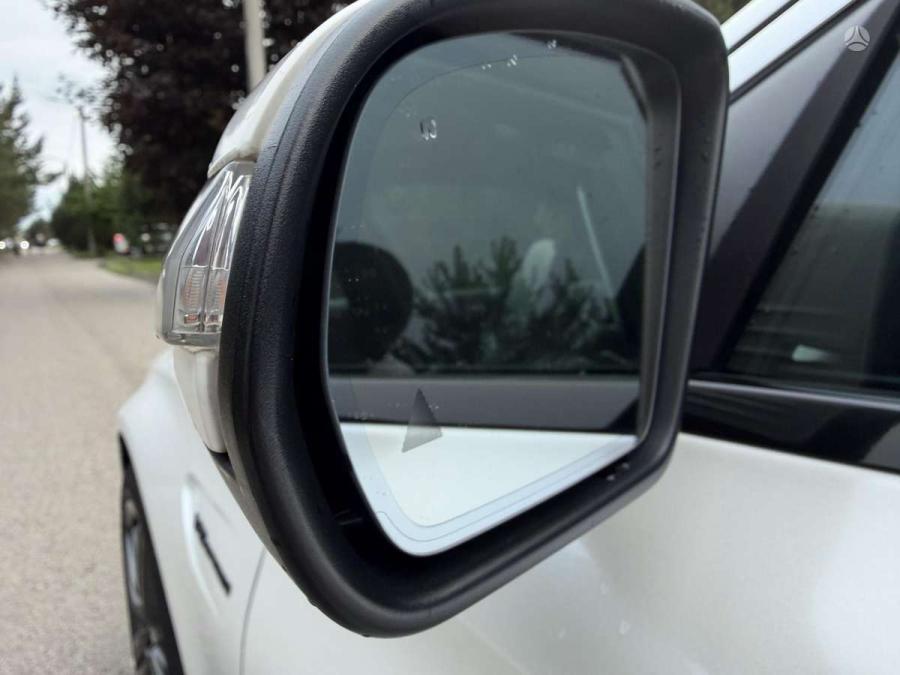 White Mercedes-Benz C 300 2017 in Vilnius, with an engine capacity of 1.99 L and mileage of 155 thousand km for 13900 €, photo 8 on AUTOMOTO.COM.LV