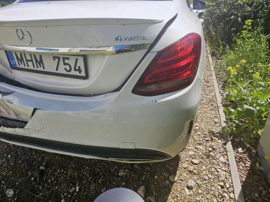 White Mercedes-Benz C 300 2017 in Vilnius, with an engine capacity of 2.00 L and mileage of 135 thousand km for 11000 €, photo 5 on AUTOMOTO.COM.LV