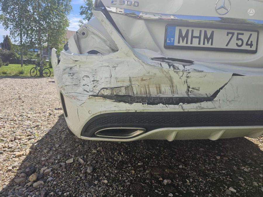 White Mercedes-Benz C 300 2017 in Vilnius, with an engine capacity of 2.00 L and mileage of 135 thousand km for 9900 €, photo 3 on AUTOMOTO.COM.LV