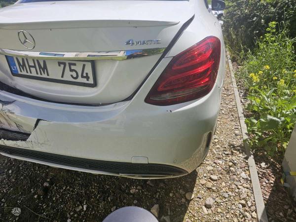 Balts Mercedes-Benz C 300 2017 Viļņa, ar dzinēja tilpumu 2.00 L un nobraukumu 135 tūkst. km par 9900 €, foto 4 vietnē AUTOMOTO.COM.LV