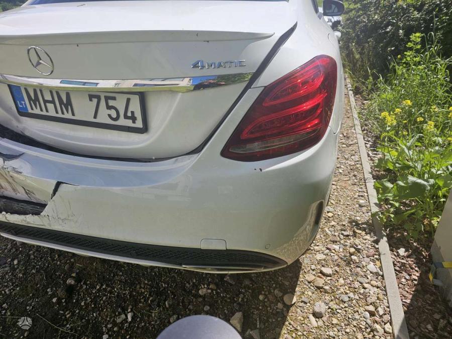 White Mercedes-Benz C 300 2017 in Vilnius, with an engine capacity of 2.00 L and mileage of 135 thousand km for 9900 €, photo 5 on AUTOMOTO.COM.LV