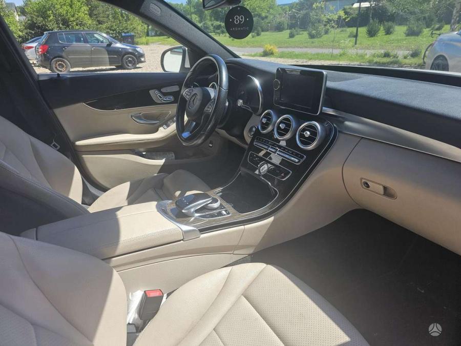 White Mercedes-Benz C 300 2017 in Vilnius, with an engine capacity of 2.00 L and mileage of 135 thousand km for 9900 €, photo 13 on AUTOMOTO.COM.LV