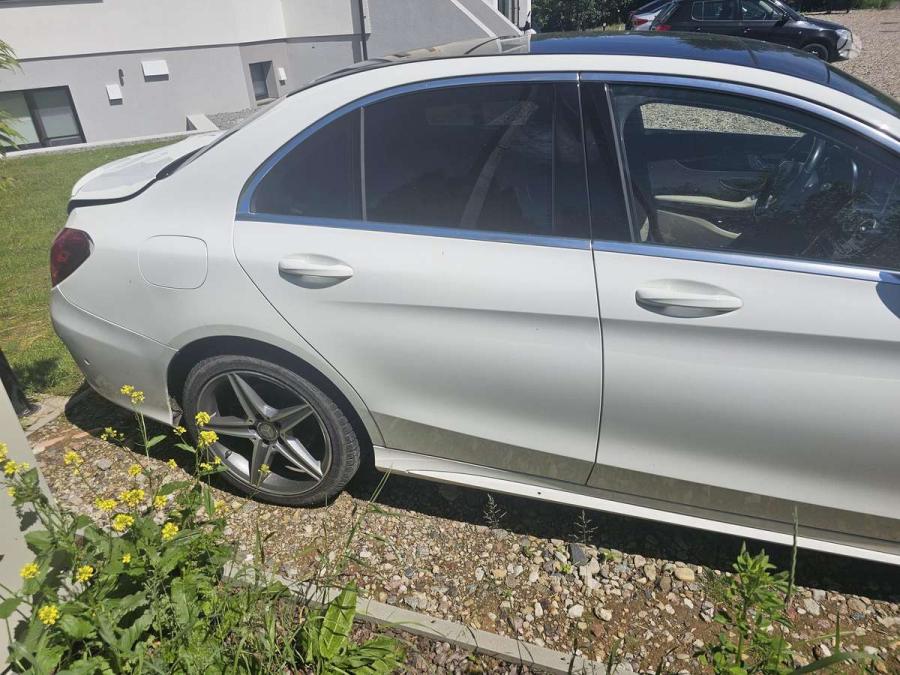 White Mercedes-Benz C 300 2017 in Vilnius, with an engine capacity of 2.00 L and mileage of 135 thousand km for 9900 €, photo 16 on AUTOMOTO.COM.LV