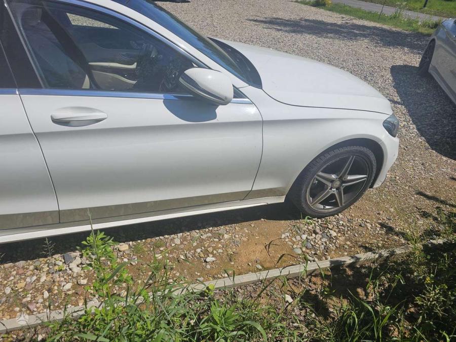 White Mercedes-Benz C 300 2017 in Vilnius, with an engine capacity of 2.00 L and mileage of 135 thousand km for 9900 €, photo 17 on AUTOMOTO.COM.LV