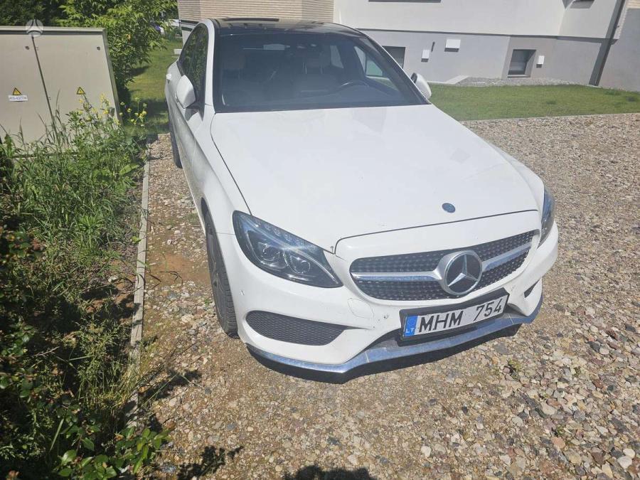 White Mercedes-Benz C 300 2017 in Vilnius, with an engine capacity of 2.00 L and mileage of 135 thousand km for 9900 €, photo 18 on AUTOMOTO.COM.LV