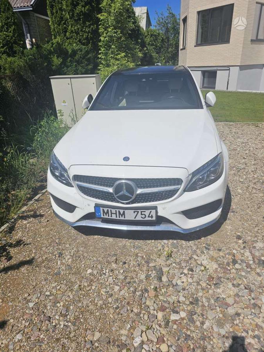 White Mercedes-Benz C 300 2017 in Vilnius, with an engine capacity of 2.00 L and mileage of 135 thousand km for 9900 €, photo 19 on AUTOMOTO.COM.LV