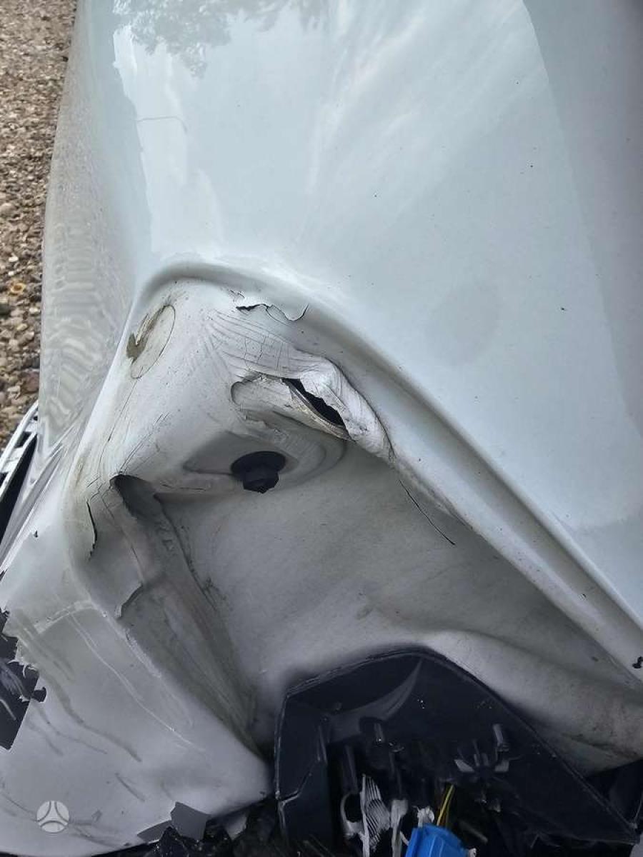 White Mercedes-Benz C 300 2017 in Vilnius, with an engine capacity of 2.00 L and mileage of 135 thousand km for 9900 €, photo 22 on AUTOMOTO.COM.LV