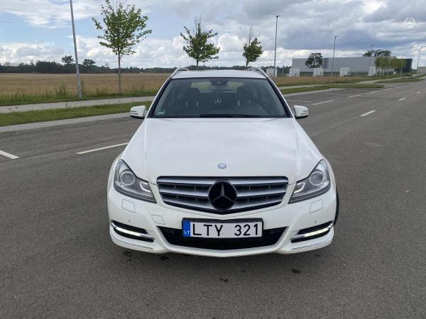 White Mercedes-Benz C 300 2011 in Marijampole, with an engine capacity of 2.99 L and mileage of 397 thousand km for 8300 €, photo 8 on AUTOMOTO.COM.LV