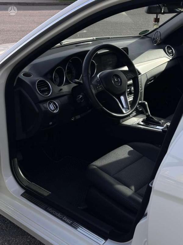 White Mercedes-Benz C 300 2011 in Marijampole, with an engine capacity of 2.99 L and mileage of 397 thousand km for 8300 €, photo 9 on AUTOMOTO.COM.LV