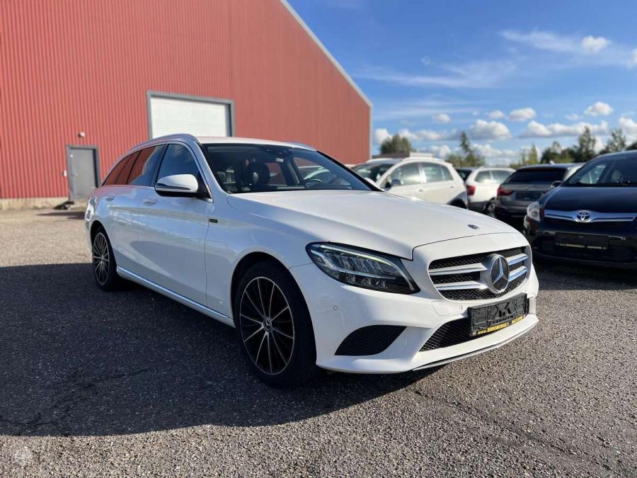 Balts Mercedes-Benz C 300 2020 Šauļi, ar dzinēja tilpumu 1.95 L un nobraukumu 180 tūkst. km par 18800 €, foto 1 vietnē AUTOMOTO.COM.LV