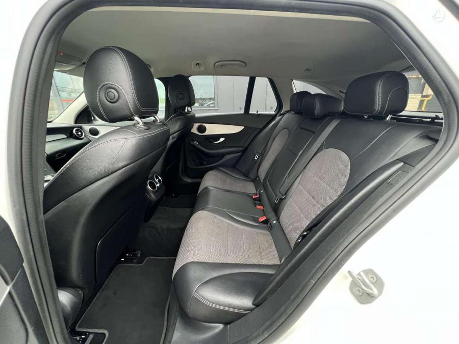 Balts Mercedes-Benz C 300 2020 Šauļi, ar dzinēja tilpumu 1.95 L un nobraukumu 180 tūkst. km par 18800 €, foto 21 vietnē AUTOMOTO.COM.LV
