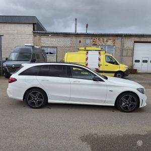 White Mercedes-Benz C 300 2021 in Taurage, with an engine capacity of 2.00 L and mileage of 119 thousand km for 21950 €, photo 8 on AUTOMOTO.COM.LV