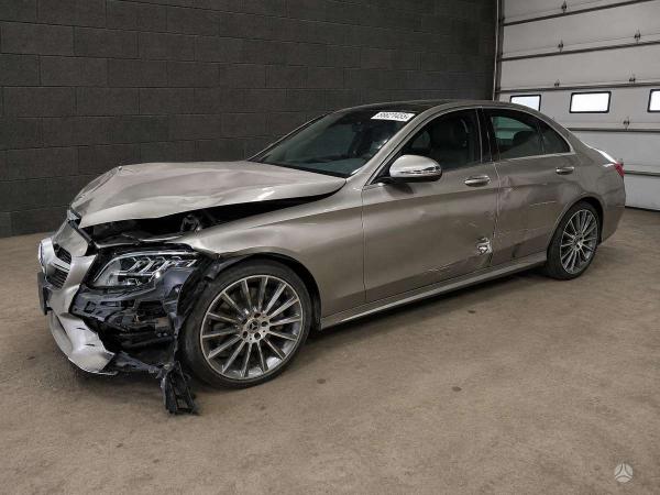 Yellow Mercedes-Benz C 300 2019 in Kaunas, with an engine capacity of 1.99 L and mileage of 38 thousand km for 13500 €, photo 4 on AUTOMOTO.COM.LV