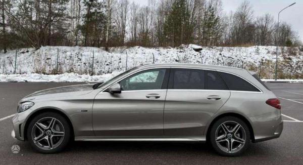 Yellow Mercedes-Benz C 300 2020 in Vilnius, with an engine capacity of 1.95 L and mileage of 154 thousand km for 23500 €, photo 6 on AUTOMOTO.COM.LV