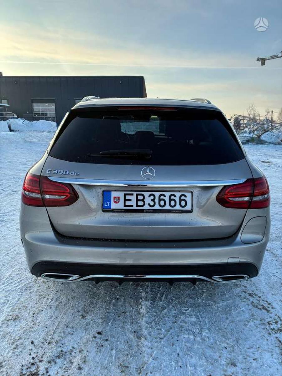 Yellow Mercedes-Benz C 300 2020 in Vilnius, with an engine capacity of 1.95 L and mileage of 154 thousand km for 22900 €, photo 4 on AUTOMOTO.COM.LV
