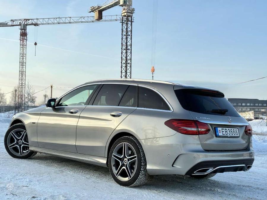 Yellow Mercedes-Benz C 300 2020 in Vilnius, with an engine capacity of 1.95 L and mileage of 154 thousand km for 22900 €, photo 6 on AUTOMOTO.COM.LV