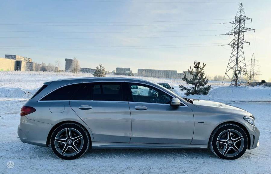 Yellow Mercedes-Benz C 300 2020 in Vilnius, with an engine capacity of 1.95 L and mileage of 154 thousand km for 22900 €, photo 8 on AUTOMOTO.COM.LV