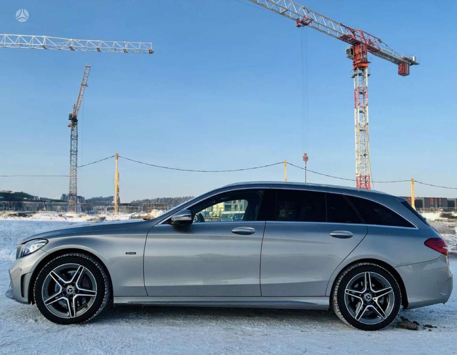 Yellow Mercedes-Benz C 300 2020 in Vilnius, with an engine capacity of 1.95 L and mileage of 154 thousand km for 22900 €, photo 9 on AUTOMOTO.COM.LV