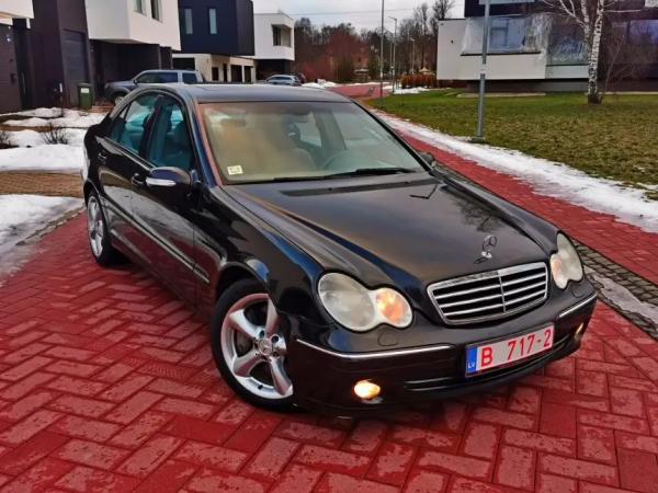 Черный Мерседес Ц 320 2006 в Рига, объемом двигателя 3.00 л и пробегом 252 тыс. км за 3990 €, фото 1 на AUTOMOTO.COM.LV