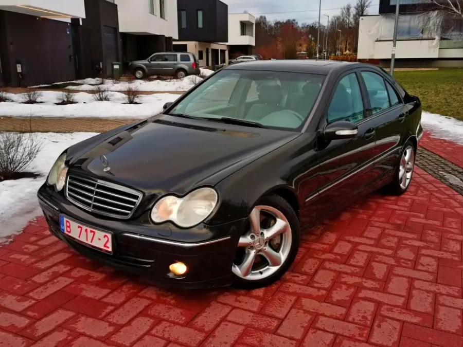 Черный Мерседес Ц 320 2006 в Рига, объемом двигателя 3.00 л и пробегом 252 тыс. км за 3990 €, фото 3 на AUTOMOTO.COM.LV