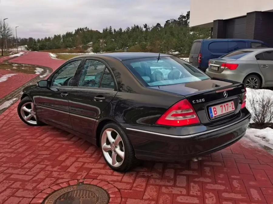 Черный Мерседес Ц 320 2006 в Рига, объемом двигателя 3.00 л и пробегом 252 тыс. км за 3990 €, фото 4 на AUTOMOTO.COM.LV