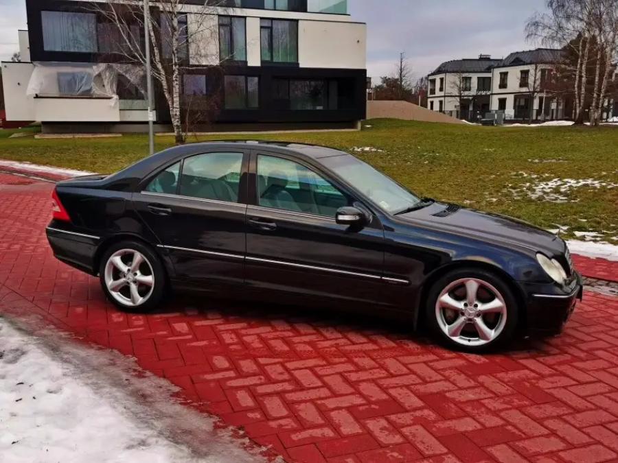 Черный Мерседес Ц 320 2006 в Рига, объемом двигателя 3.00 л и пробегом 252 тыс. км за 3990 €, фото 6 на AUTOMOTO.COM.LV
