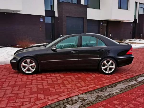 Черный Мерседес Ц 320 2006 в Рига, объемом двигателя 3.00 л и пробегом 252 тыс. км за 3990 €, фото 6 на AUTOMOTO.COM.LV