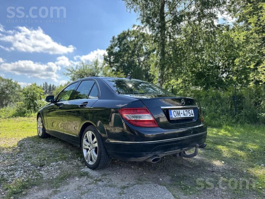 Черный Мерседес Ц 320 2007 в Рига, объемом двигателя 3.00 л и пробегом 477 тыс. км за 3750 €, фото 4 на AUTOMOTO.COM.LV