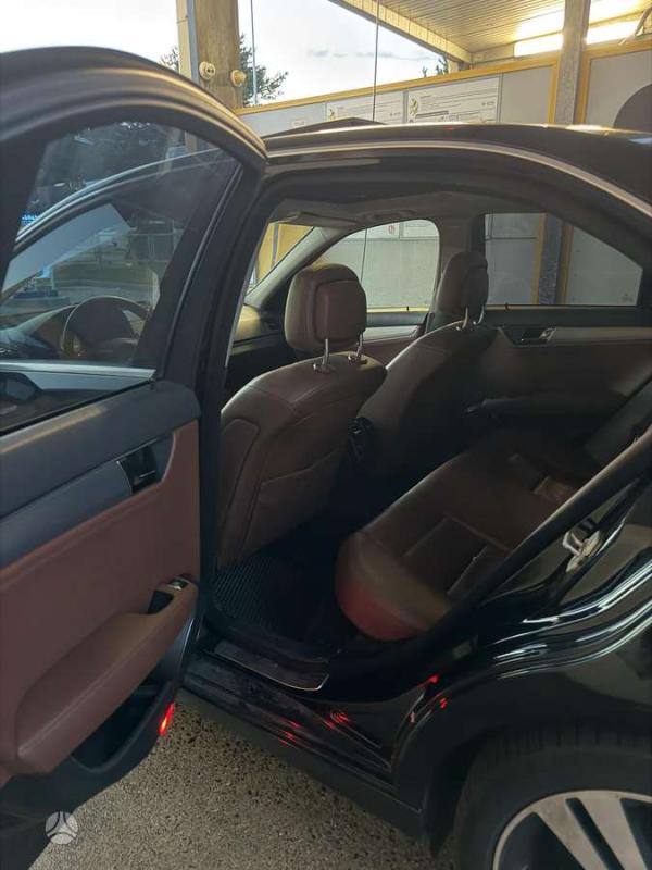 Melns Mercedes-Benz c-320 2007 Druskininkai, ar dzinēja tilpumu 2.99 L un nobraukumu 332 tūkst. km par 5000 €, foto 5 vietnē AUTOMOTO.COM.LV
