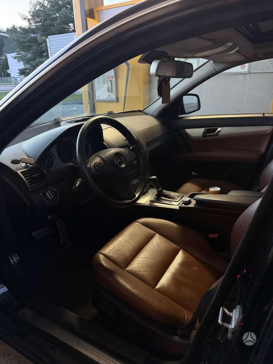 Melns Mercedes-Benz c-320 2007 Druskininkai, ar dzinēja tilpumu 2.99 L un nobraukumu 332 tūkst. km par 5000 €, foto 7 vietnē AUTOMOTO.COM.LV