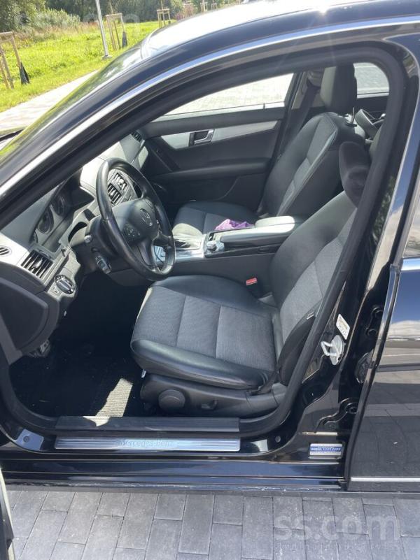 Black Mercedes-Benz c-320 2007 in Jelgava, with an engine capacity of 3.00 L and mileage of 333 thousand km for 4500 €, photo 7 on AUTOMOTO.COM.LV