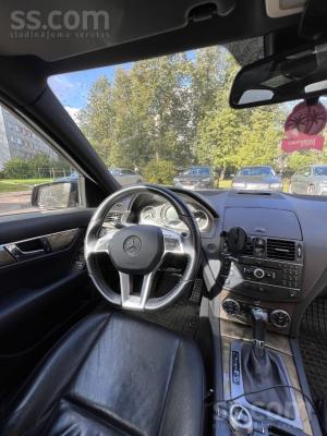 Melns Mercedes-Benz c-320 2007 Rīga, ar dzinēja tilpumu 3.00 L un nobraukumu 319 tūkst. km par 5700 €, foto 7 vietnē AUTOMOTO.COM.LV