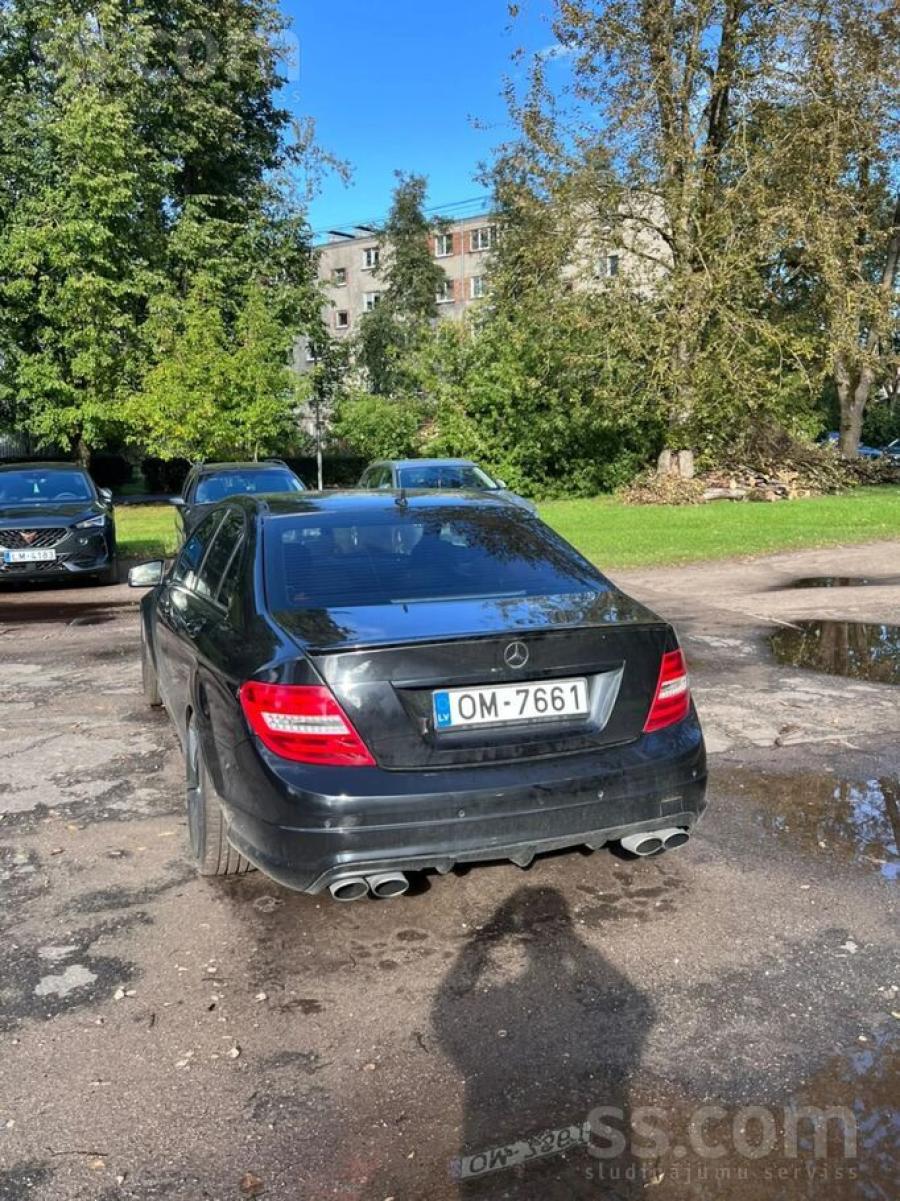 Black Mercedes-Benz c-320 2007 in Riga, with an engine capacity of 3.00 L and mileage of 319 thousand km for 5750 €, photo 5 on AUTOMOTO.COM.LV