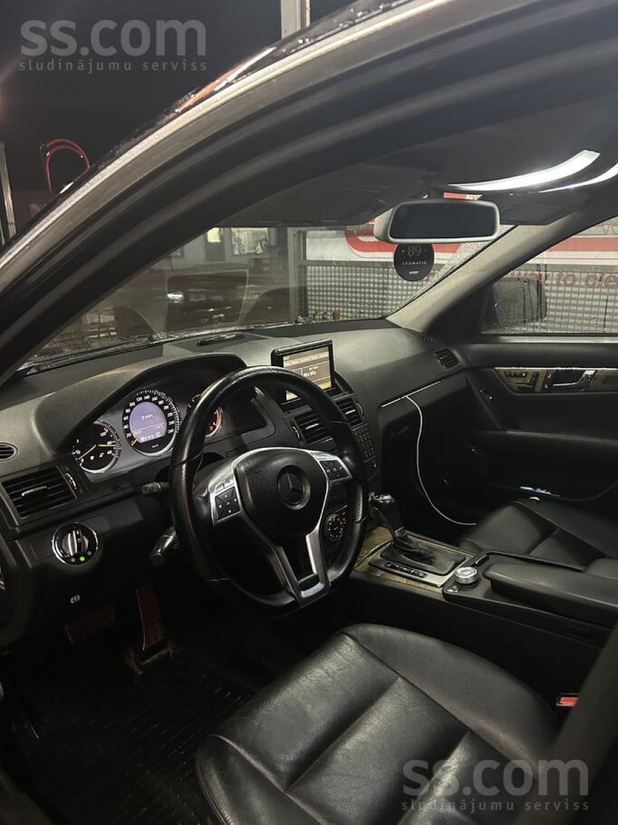 Melns Mercedes-Benz c-320 2007 Ogre, ar dzinēja tilpumu 3.00 L un nobraukumu 223 tūkst. km par 5000 €, foto 6 vietnē AUTOMOTO.COM.LV