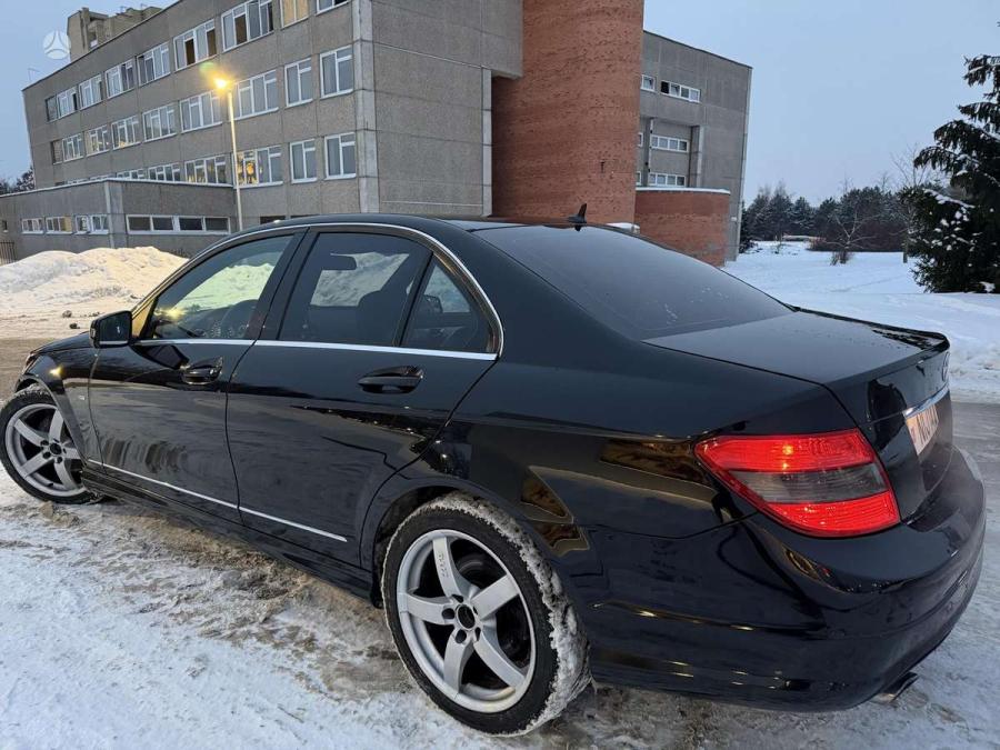 Black Mercedes-Benz c-320 2008 in Kaunas, with an engine capacity of 2.99 L and mileage of 396 thousand km for 5450 €, photo 4 on AUTOMOTO.COM.LV