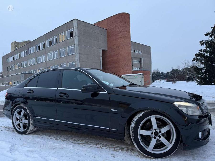 Black Mercedes-Benz c-320 2008 in Kaunas, with an engine capacity of 2.99 L and mileage of 396 thousand km for 5450 €, photo 9 on AUTOMOTO.COM.LV