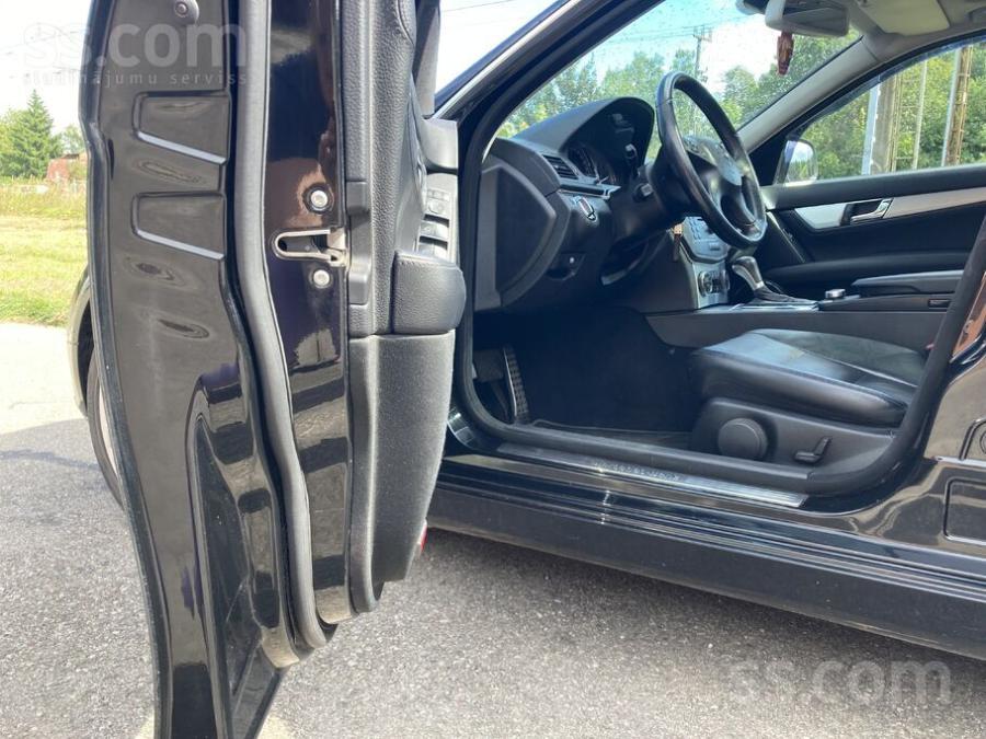 Melns Mercedes-Benz c-320 2008 Jūrmala, ar dzinēja tilpumu 3.00 L un nobraukumu 413 tūkst. km par 5000 €, foto 10 vietnē AUTOMOTO.COM.LV