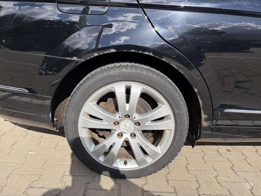 Black Mercedes-Benz c-320 2008 in Vilnius, with an engine capacity of 2.99 L and mileage of 180 thousand km for 4100 €, photo 10 on AUTOMOTO.COM.LV