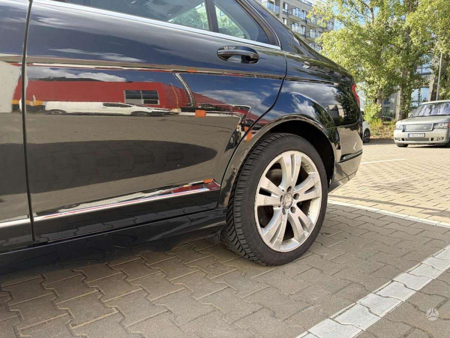 Black Mercedes-Benz c-320 2008 in Vilnius, with an engine capacity of 2.99 L and mileage of 180 thousand km for 4100 €, photo 12 on AUTOMOTO.COM.LV