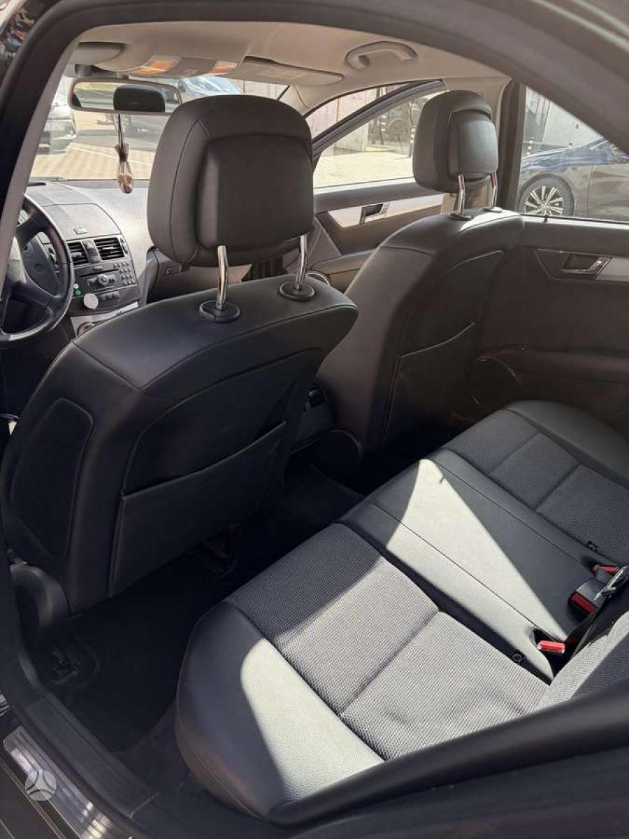 Black Mercedes-Benz c-320 2008 in Vilnius, with an engine capacity of 2.99 L and mileage of 180 thousand km for 4100 €, photo 14 on AUTOMOTO.COM.LV