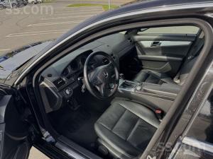 Black Mercedes-Benz c-320 2008 in Riga, with an engine capacity of 3.00 L and mileage of 392 thousand km for 5500 €, photo 10 on AUTOMOTO.COM.LV