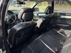 Black Mercedes-Benz c-320 2008 in Riga, with an engine capacity of 3.00 L and mileage of 392 thousand km for 5500 €, photo 11 on AUTOMOTO.COM.LV