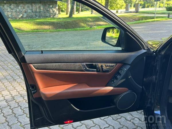 Melns Mercedes-Benz c-320 2008 Rīga, ar dzinēja tilpumu 3.00 L un nobraukumu 276 tūkst. km par 4300 €, foto 10 vietnē AUTOMOTO.COM.LV